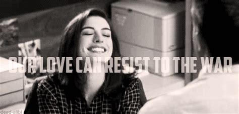 Anne Hathaway Hunts GIFs Find Share On GIPHY