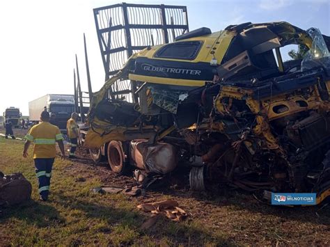 Motorista de carreta escapa vida de gravíssimo acidente na Rondon