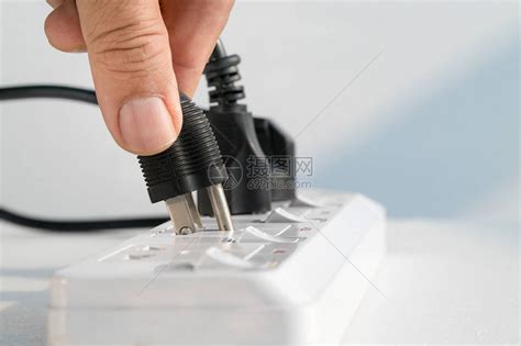 关闭老人手插入电源插座高清图片下载 正版图片503121285 摄图网