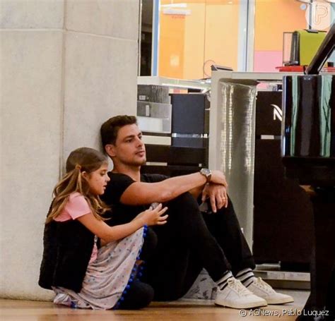 Filha de Cauã Reymond Sofia surpreende estilo e se senta no chão