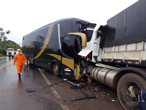Colisão frontal de ônibus e carreta mata três na BR 364 em Rondônia