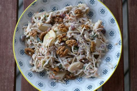 Sellerie Salat mit Nüssen Äpfeln und Birnen