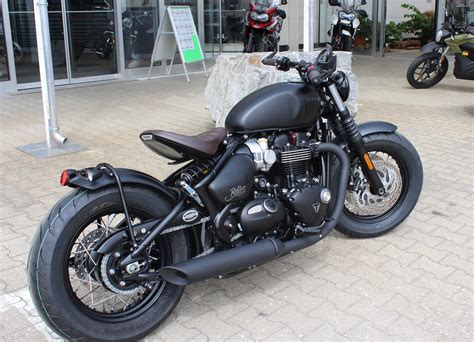 Umgebautes Motorrad Triumph Bonneville Bobber Black Von TRIUMPH