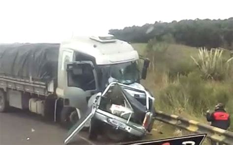 Colisão frontal entre carreta e caminhonete deixa duas pessoas mortas