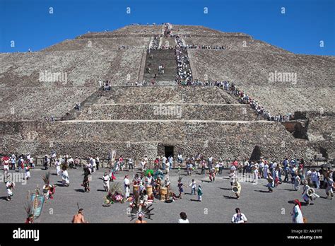 Tourists Pyramid Of The Sun Piramide Del Sol Teotihuacan