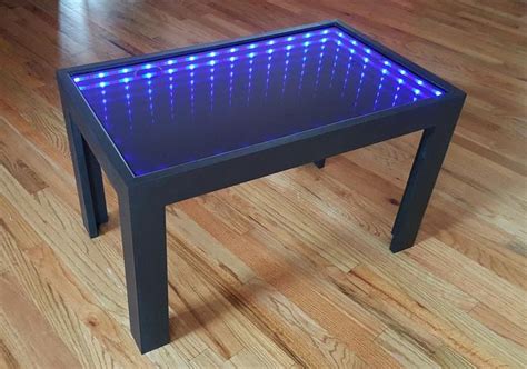 Mesa de centro negra con luces de ilusión frescas con efecto espejo
