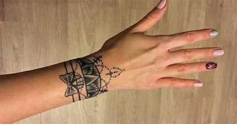Tatuajes en la muñeca para mujer grandes y llamativos diseños