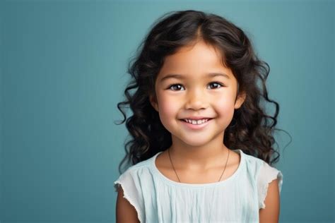 Une Jeune Fille Inuite Joyeuse Souriante Posant Sur Un Fond Bleu En