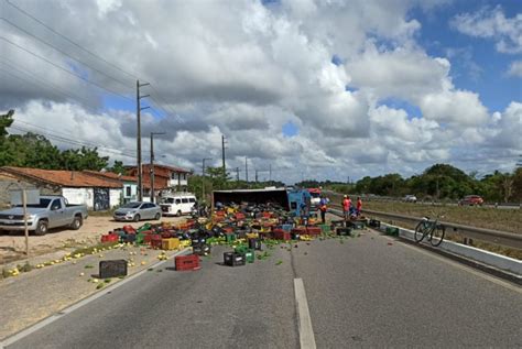 Caminhão verduras tomba e carga se espalha pela BR 116 no Ceará