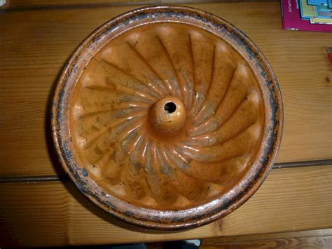 Ancien grand moule à kouglof en terre cuite vernissée Marron