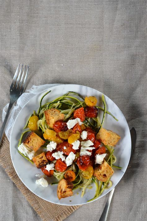 Spaghetti de courgette au pesto tomates rôties feta et croûtons Recette
