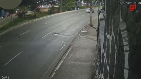 Vídeo mostra momento que jovem morre após ser atingida por bala perdida