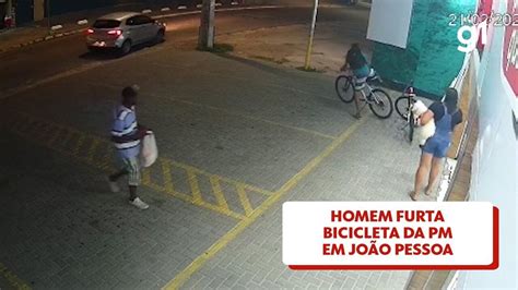 Câmera mostra momento em que homem furta bicicleta da Polícia Militar