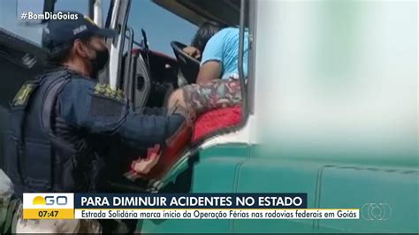 Motorista bêbado dorme ao volante de caminhão e custa a ser acordado