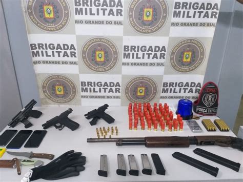 BM prende dupla e apreende adolescente armas drogas e veículo