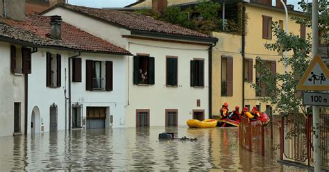 Alluvione A Faenza La Citt Sommersa I Cittadini Si Muovono In Kayak