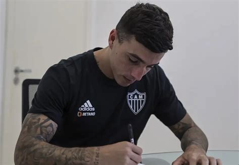 Atlético MG anuncia renovação o lateral direito Saravia até o fim