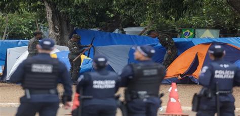 PF desmonta acampamento e prende 1200 bolsonaristas em Brasília