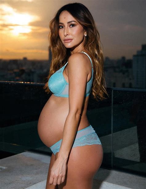 Grávida de 8 meses Sabrina Sato posa de lingerie e revela que ganhou