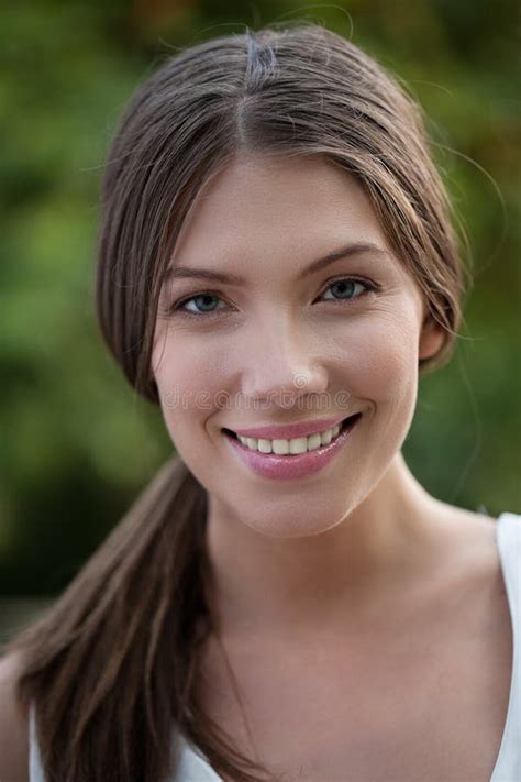 Belle Femme Caucasienne Dehors Image Stock Image Du Rester Brun