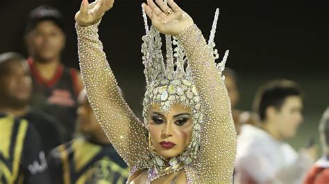 Foto Grávida de 4 meses Viviane Araújo de 47 anos não esconde do