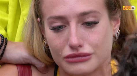 Foto BBB 23 Bruna Griphao foi consolada por outros participantes após