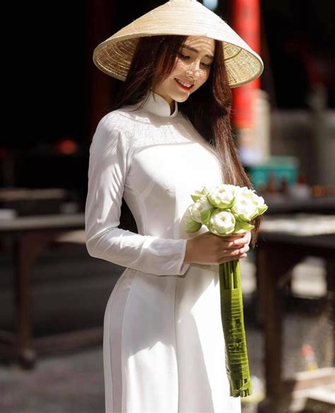 Gái xinh mặc áo dài xuyên thấu không nội y khoe cơ thể gợi cảm gây nhức