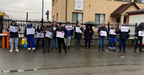 Protest în ploaie Sindicaliștii OMV Petrom și au strigat nemulțumirile