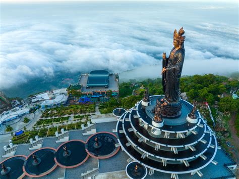 Chiêm bái tượng Phật Bà bằng đồng cao nhất châu Á trên đỉnh núi Bà Đen