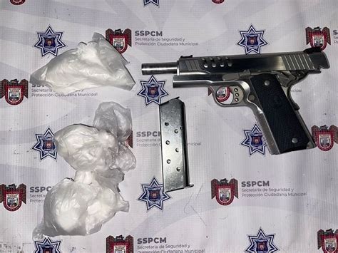 Agente K9 realiza arresto de persona con posesión de armas y drogas