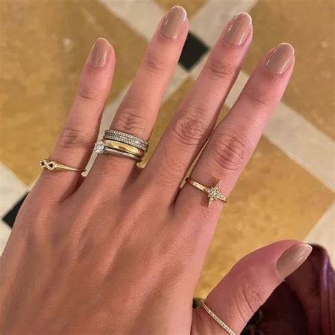 Aprenda a combinar acessórios em ouro e prata para um look atual