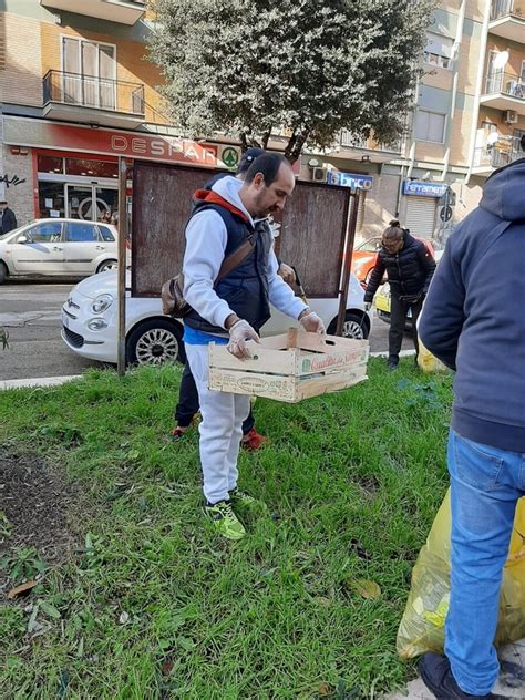 Foggia volontari de La via della felicità ripuliscono viale