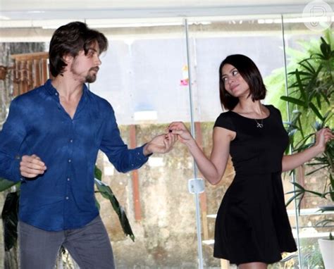 Foto Carol Castro e o marido Raphael Sander estão tendo aulas de