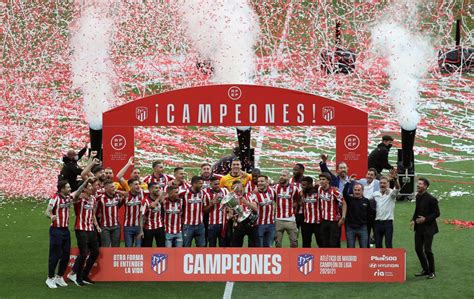 El Atlético de Madrid recibe la copa de campeón de Liga 2020 21