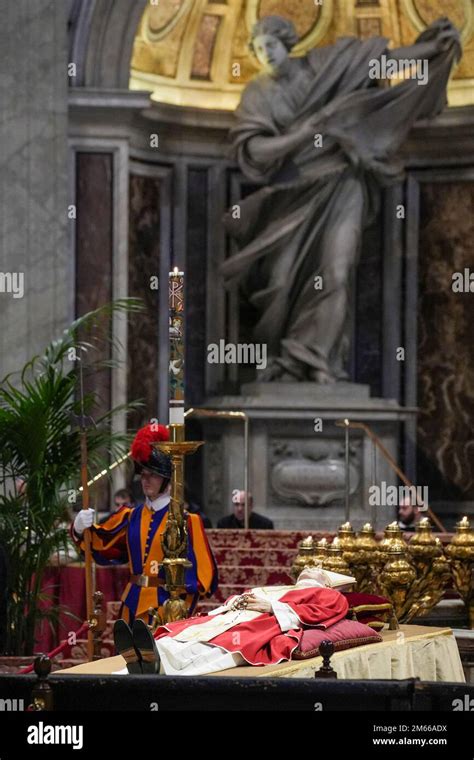 NOTA PER I REDATTORI L Immagine Raffigura La Morte Il Corpo Del Papa