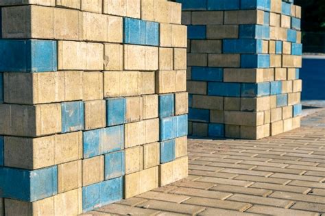 Pilas de losas de pavimentación para caminos apilados en un sitio de