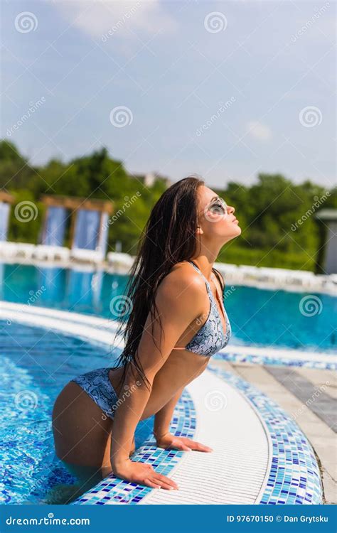 Donna Sexy Con Forma Perfetta Del Corpo Nello Swimwear Alla Moda Del