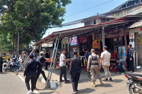 Jualan Di Fasilitas Umum Puluhan Lapak PKL Jalan KH Abdullah Bin Nuh