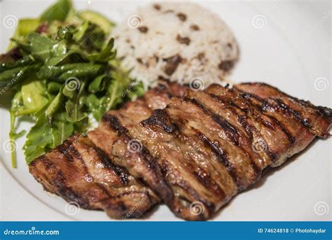 Bife Grelhado Arroz E Salada Verde Da Folha Foto De Stock Imagem