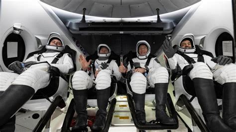 La cápsula Dragon ameriza frente a Florida con los cuatro tripulantes