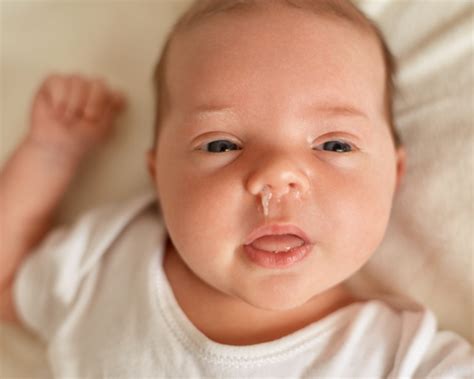 Bébé enrhumé Les bienfaits du lavage de nez au lait maternel