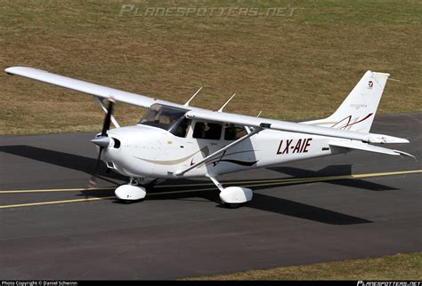 LX AIE Private Cessna 172S Skyhawk SP Photo By Daniel Schwinn ID