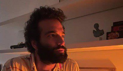 Humberto Carrão fala pela primeira vez sobre suposto relacionamento e