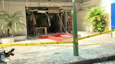 Criminosos explodem agência bancária em Vila Isabel RJ1 G1