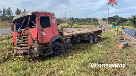 Caminh O Carregado De Cervejas Tombou Na Br A Carga Ficou