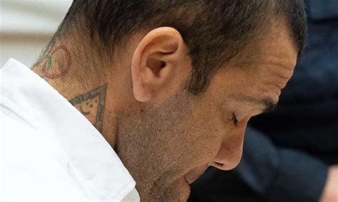 Daniel Alves é condenado a 4 anos e 6 meses por estupro na Espanha