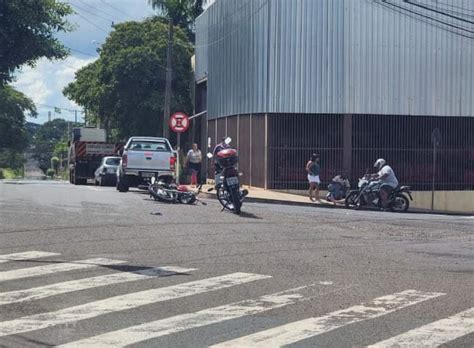 Jovem fica ferido após ter moto atingida por carro em cruzamento