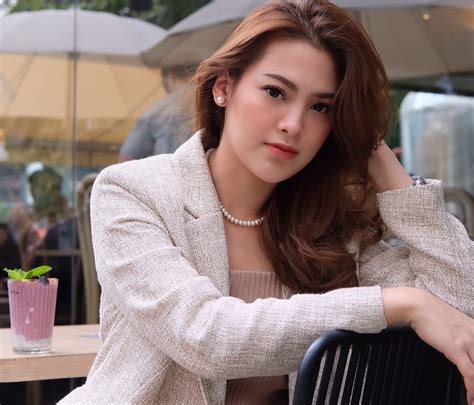 Intip 4 Potret Cantik Menawan Pramugari Kusuma Tatapannya Bikin Cowok