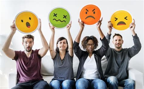 Gente diversa que lleva a cabo la expresión del emoticon foto de