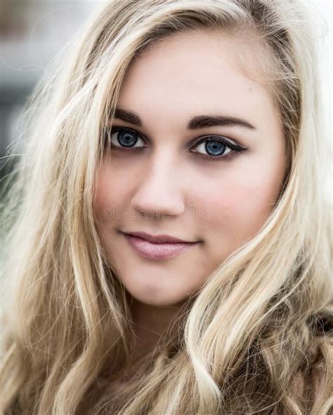 Belle Adolescente Blonde Avec Des Yeux Bleus Photo Stock Image Du
